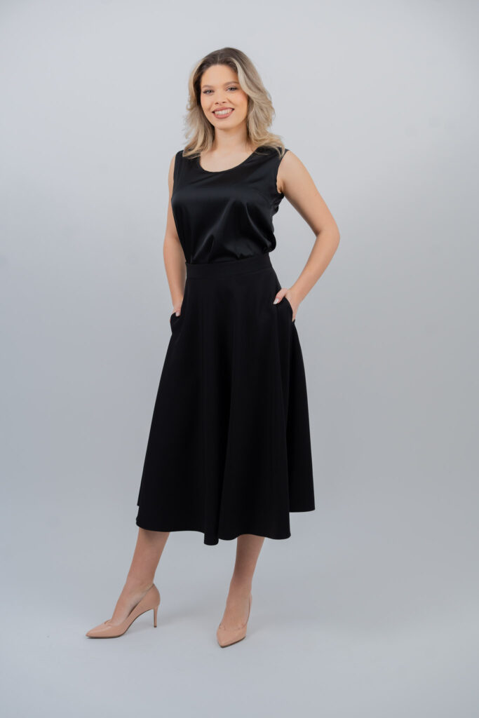 FUSTA NEAGRA SEMICLOS CU BUZUNARE. • La Donna