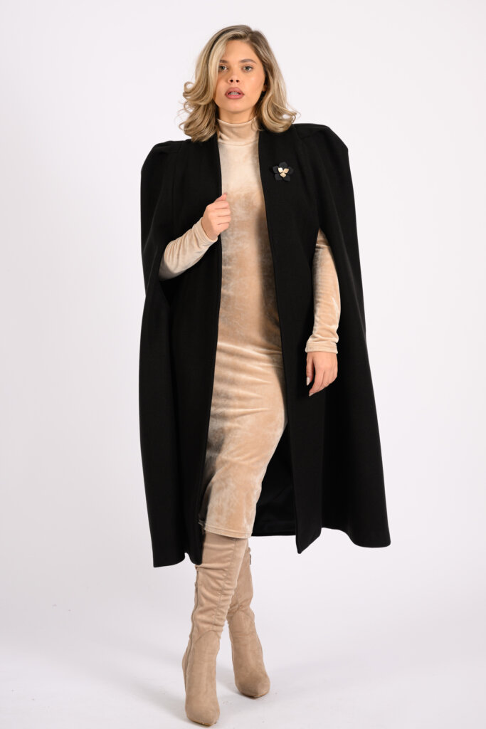 Capa Neagra Din Stofa Cu Pliuri La Umeri. • La Donna